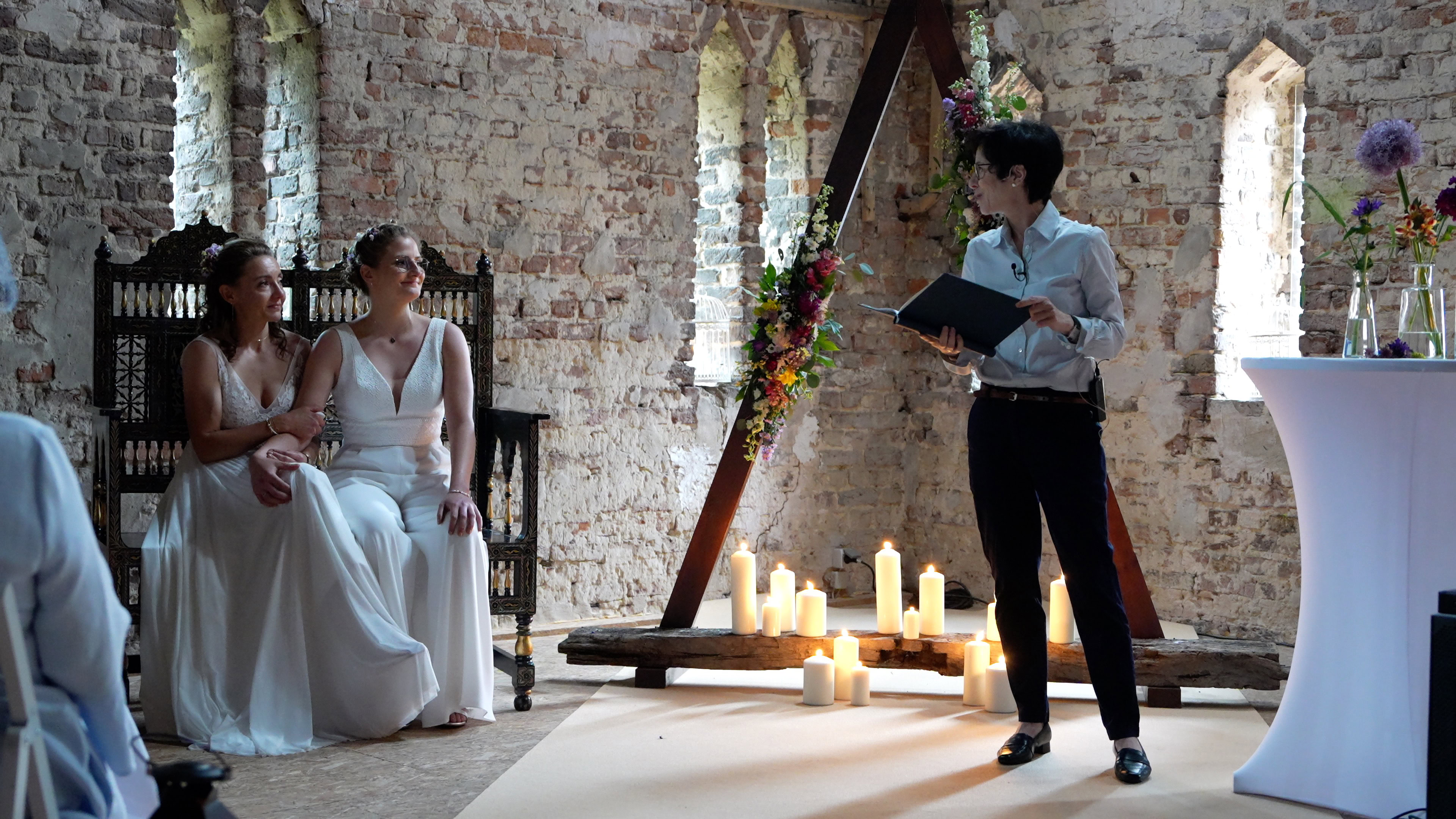 Referenz von Rike und Valerie für ihre:n Trauredner:in | Strauß & Fliege